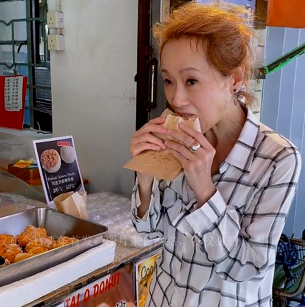 58-year-old Ye Tong eats fast food on the roadside and becomes thinner ...