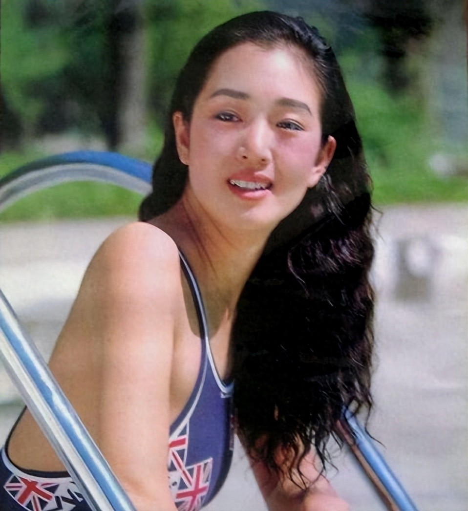 Gong Li once filmed a large-scale passionate scene, helped a man "for the first time" with his ...