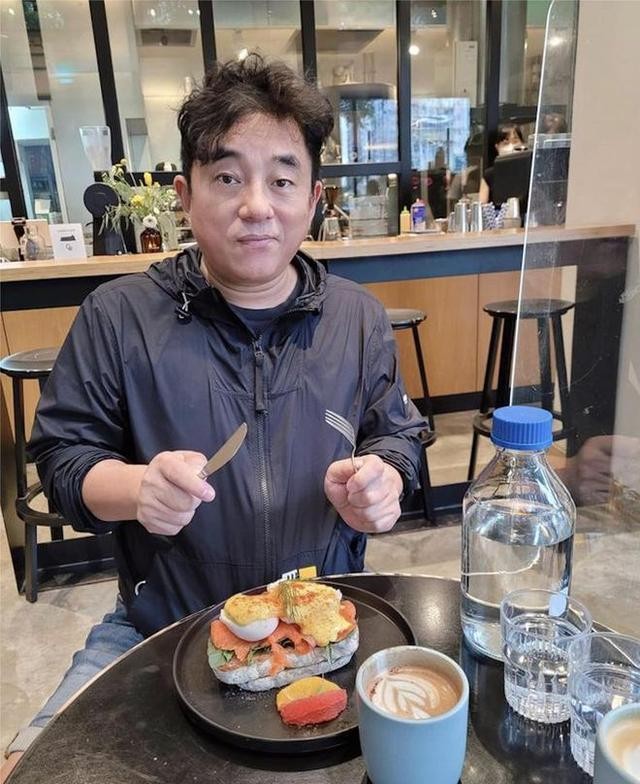 Well-known singer Alex Fong's new song MV is released! He showed off ...