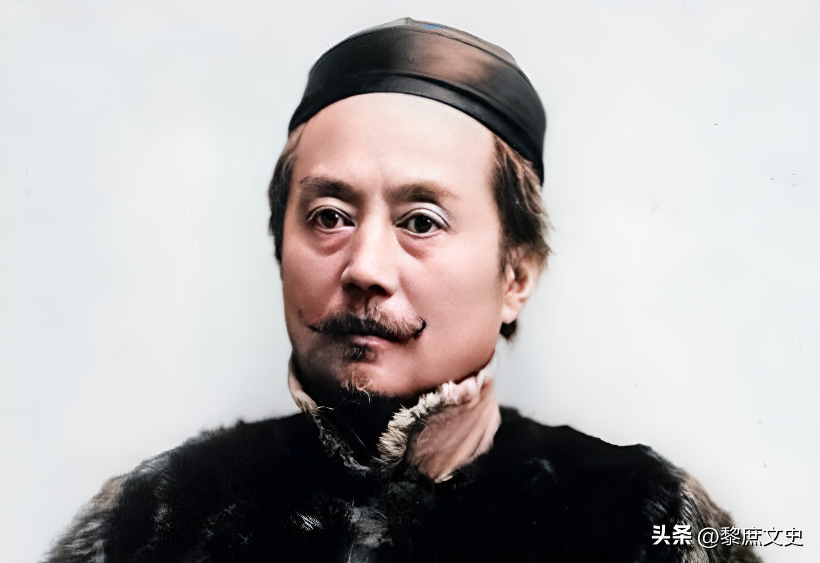 Gu Hongming was eating at a western restaurant. Two Peking University ...