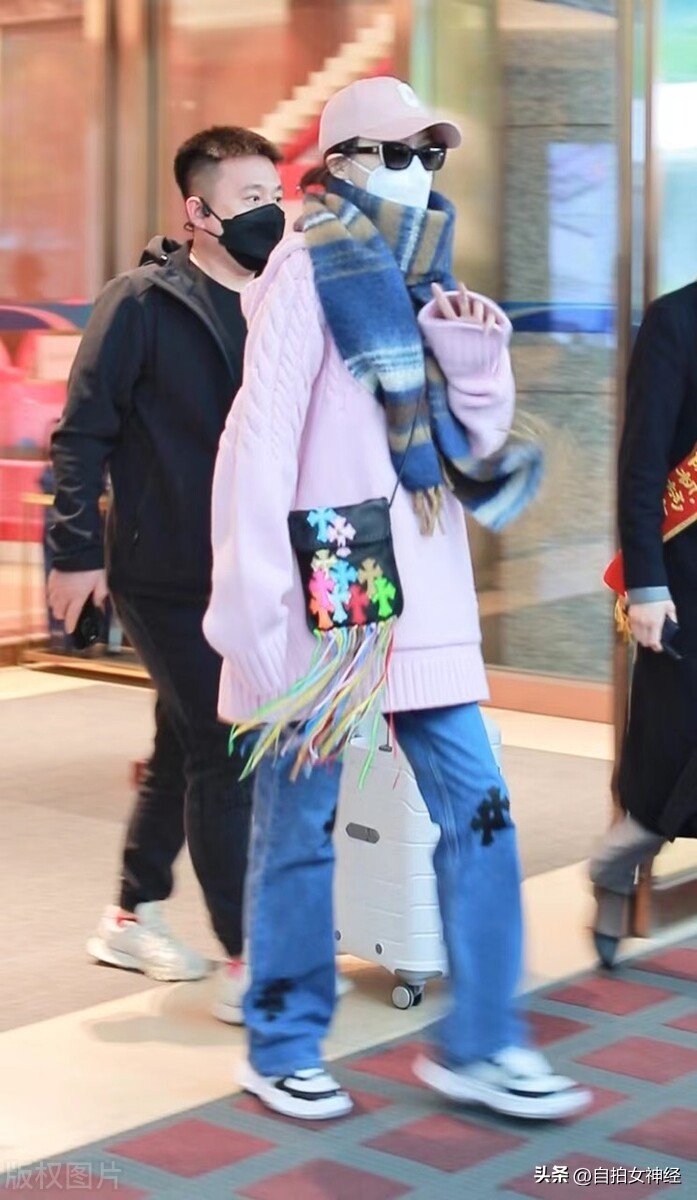 Tang Yan is warm and sweet in a pink sweater + jeans + baseball cap ...