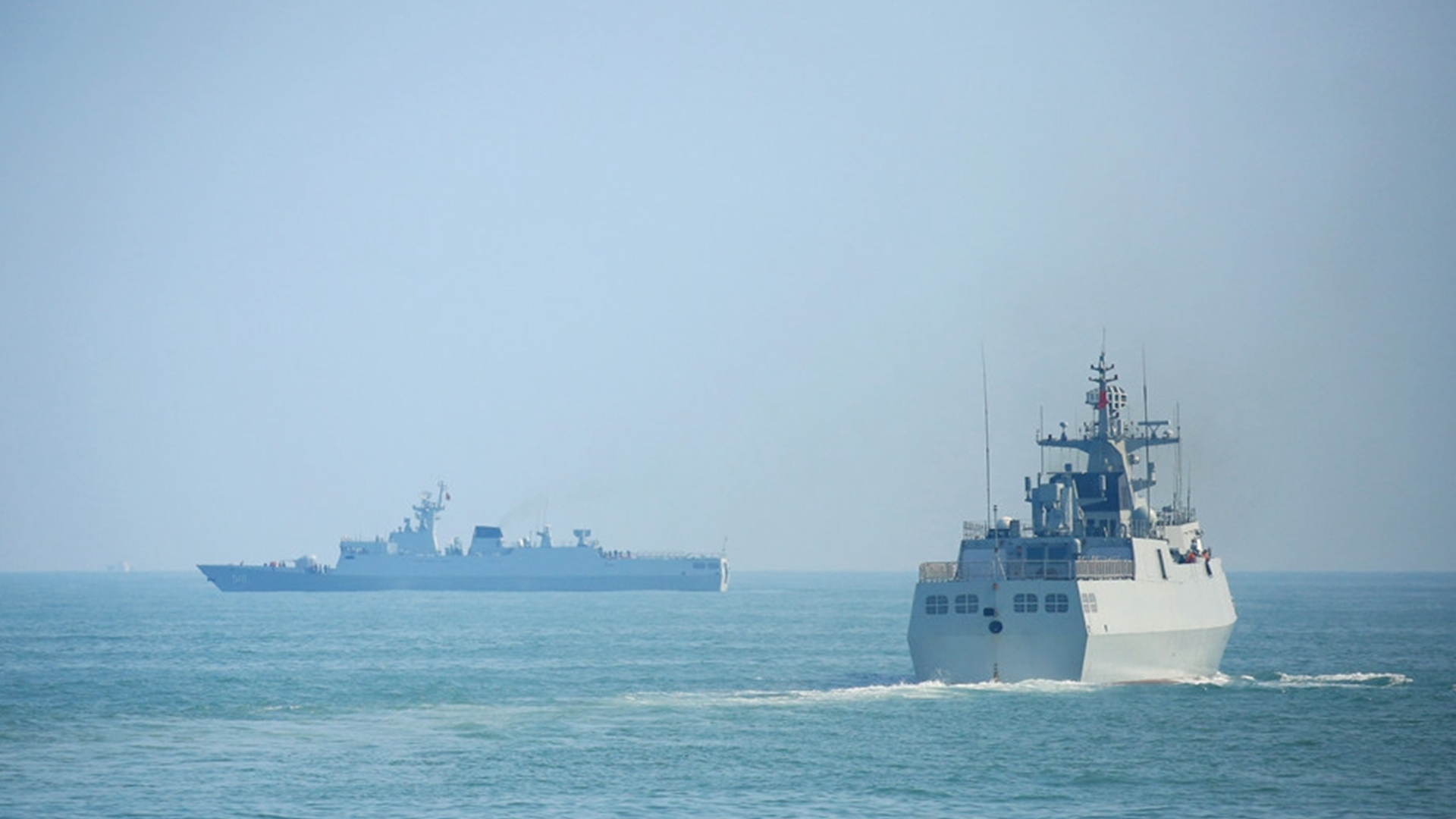 The People's Liberation Army warship decisively intercepts the US ...