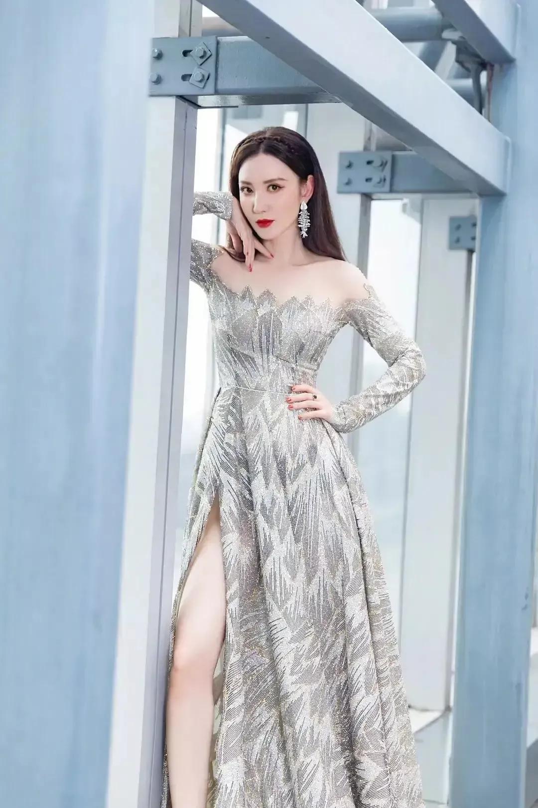 Sexy and charming Zhang Meng - iNEWS