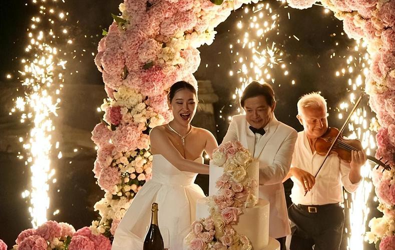 64-year-old Warren Mok's latest situation exposed! Showing affection ...