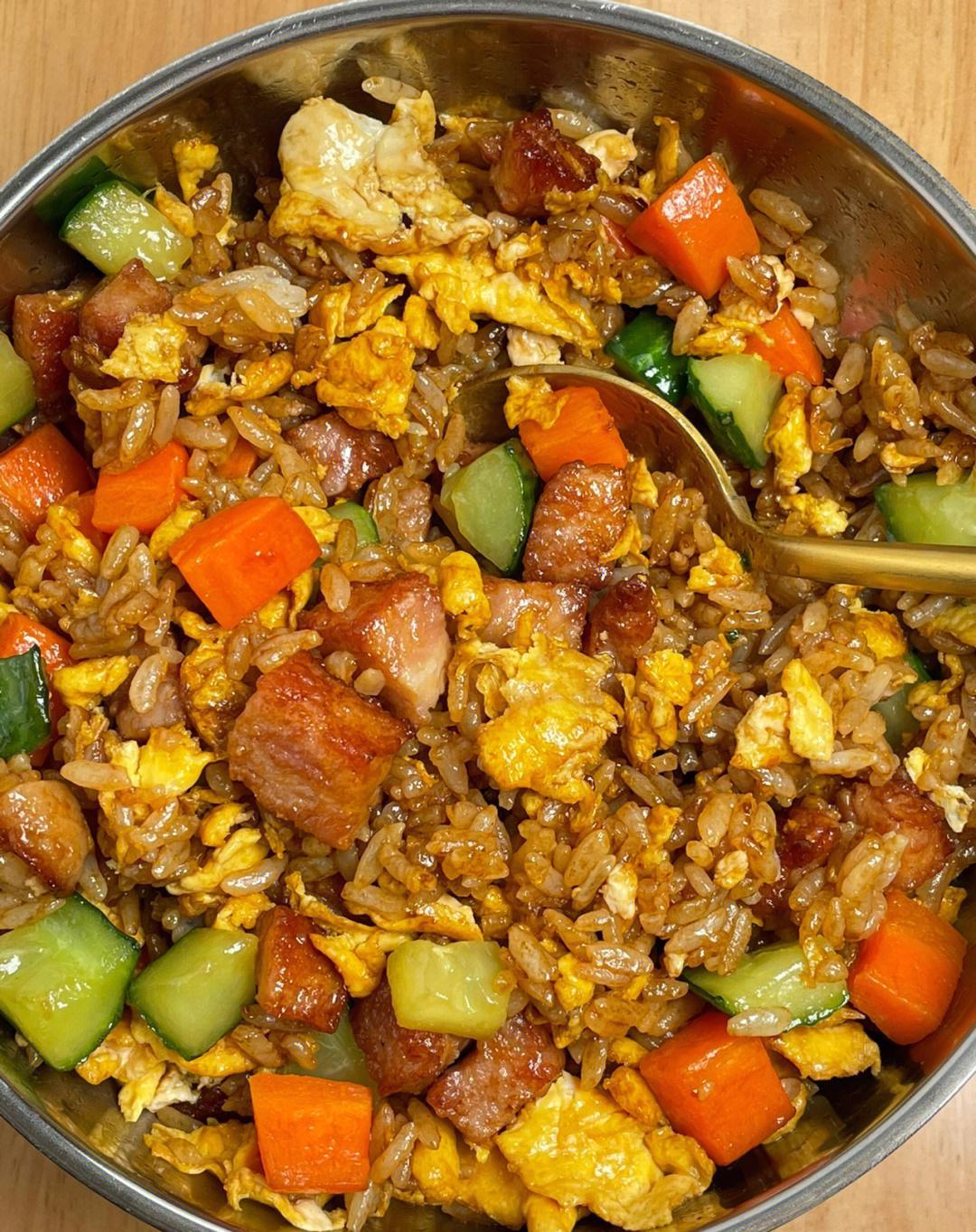 I can eat three bowls of this kind of fried rice. The method is simple ...