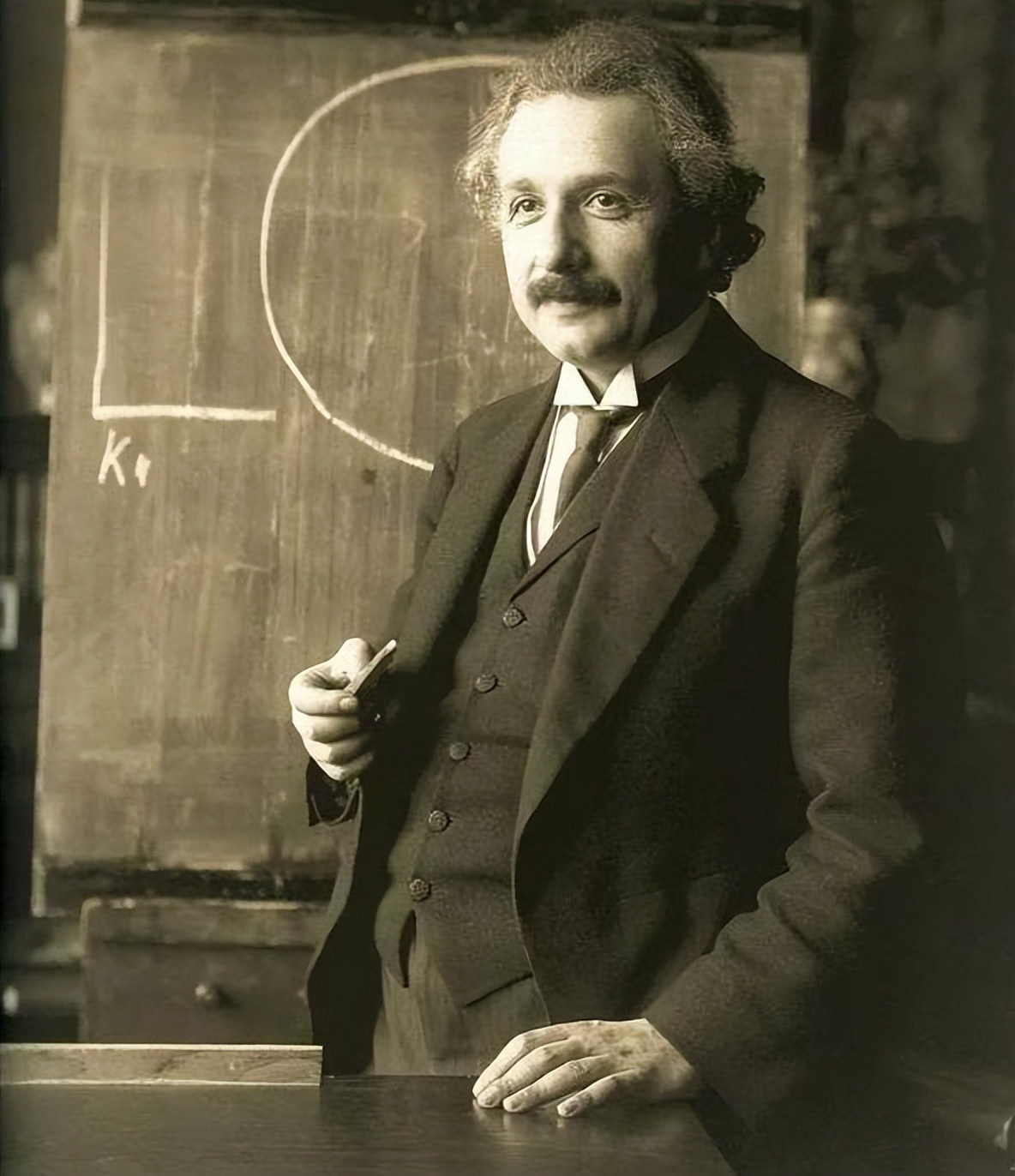 Einstein only took pictures of the "upper body"?After watching the ...