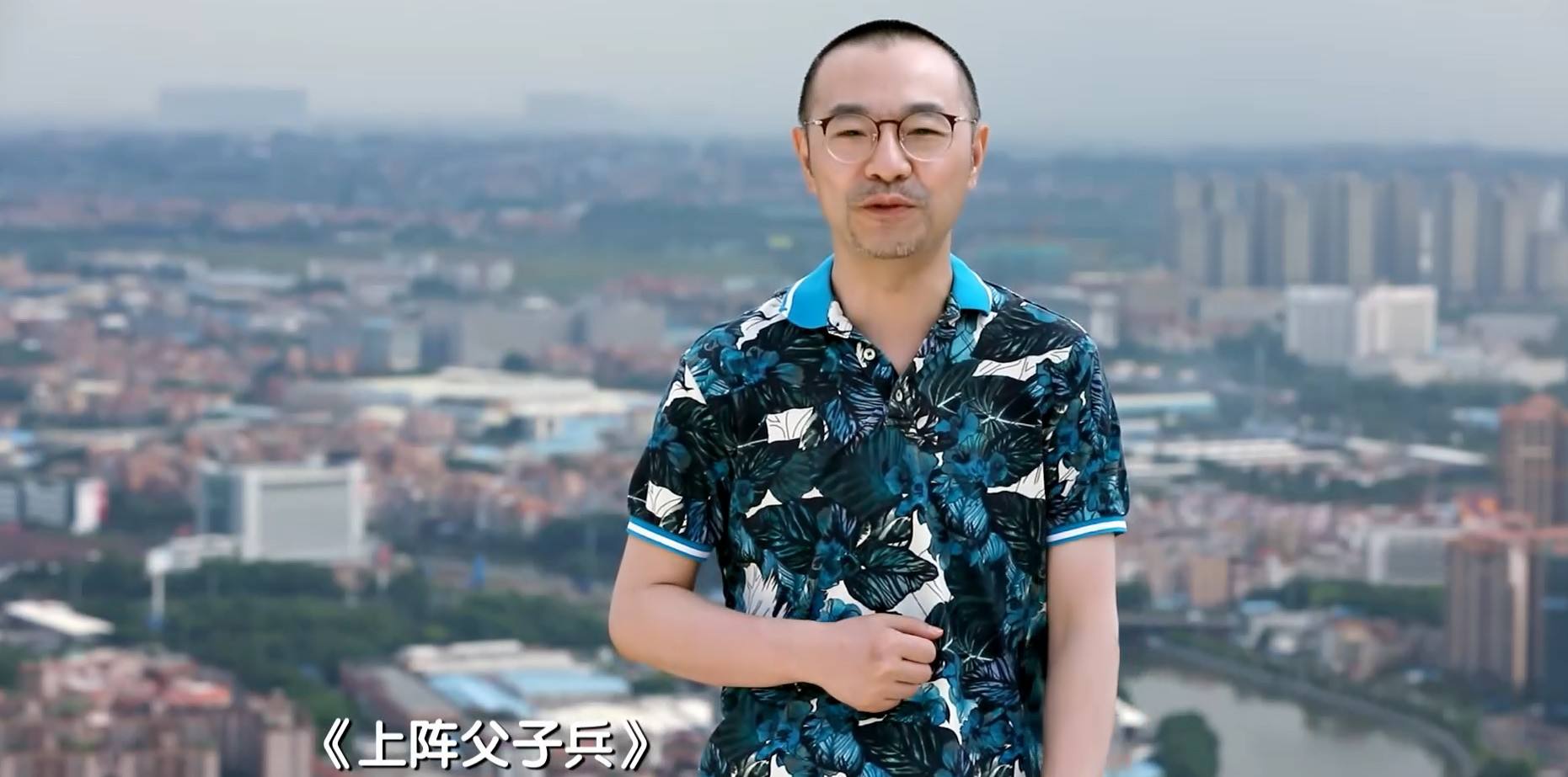 From waiter to director, actor, and the first person to host a talk show, Liu Yiwei sacrificed a ...