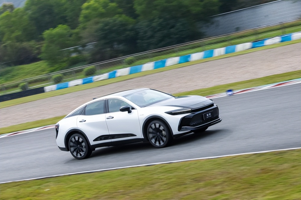 皇冠 SportCross超越期待，駕駛豪華之選 - 資訊咖