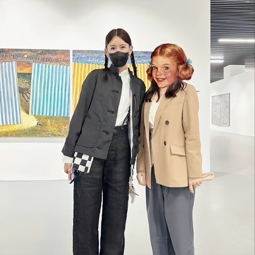 Zhang Zixuan appeared in the art exhibition with braids. Her youthful ...