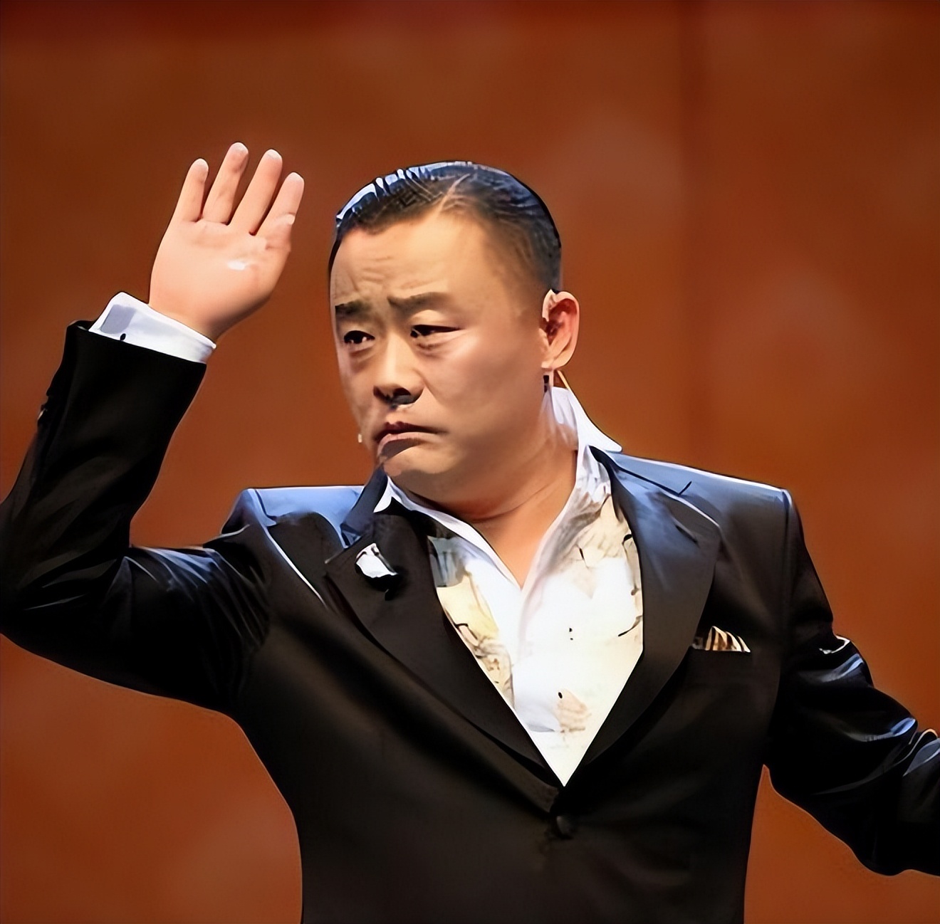 56-year-old Zhou Libo enjoyed a feast in his mansion! Thinning hair and ...