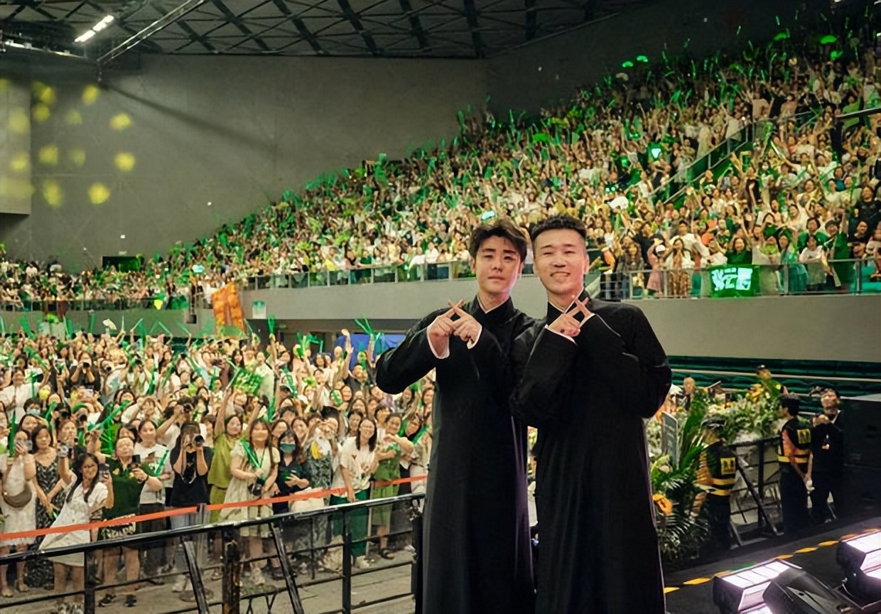 Zhang Yunlei and Yang Jiulang pose in the same pose for the 10th ...