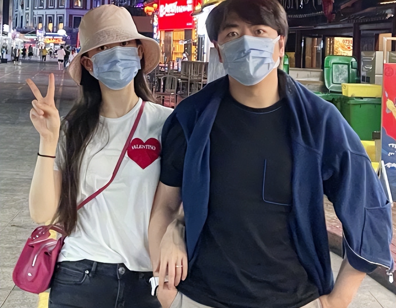 Gina took her 2-year-old son to fly abroad, separated from her husband ...