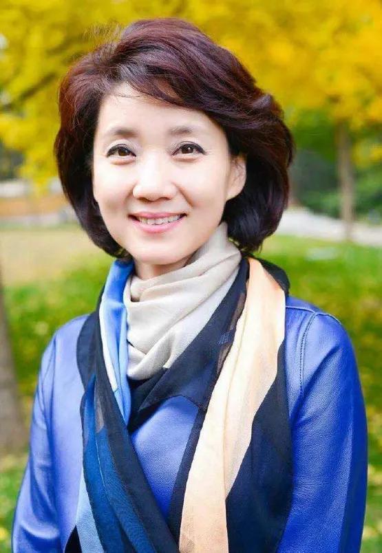"CCTV anchor" Li Xiuping, 2 married to a 10-year-old husband, 59-year ...