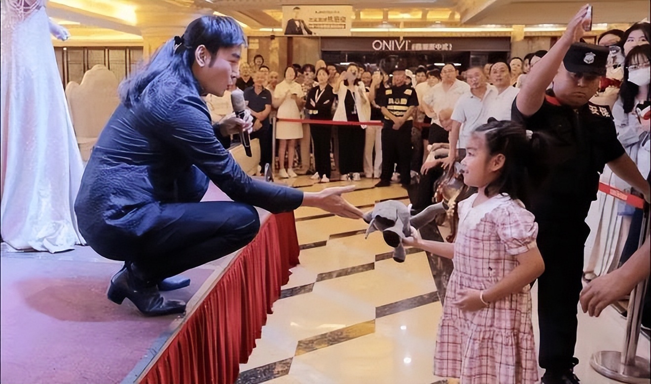 The 55-year-old Jiao Enjun was met by chance in a business performance ...