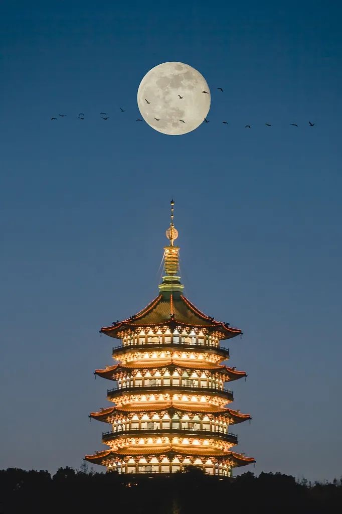 Poems: Love of Autumn Moon - iNEWS