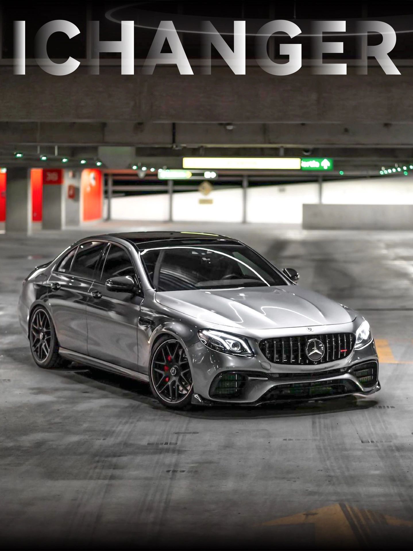 The Mercedes-Benz Ichanger color changing film flows astral silver, and the reflectivity is ...