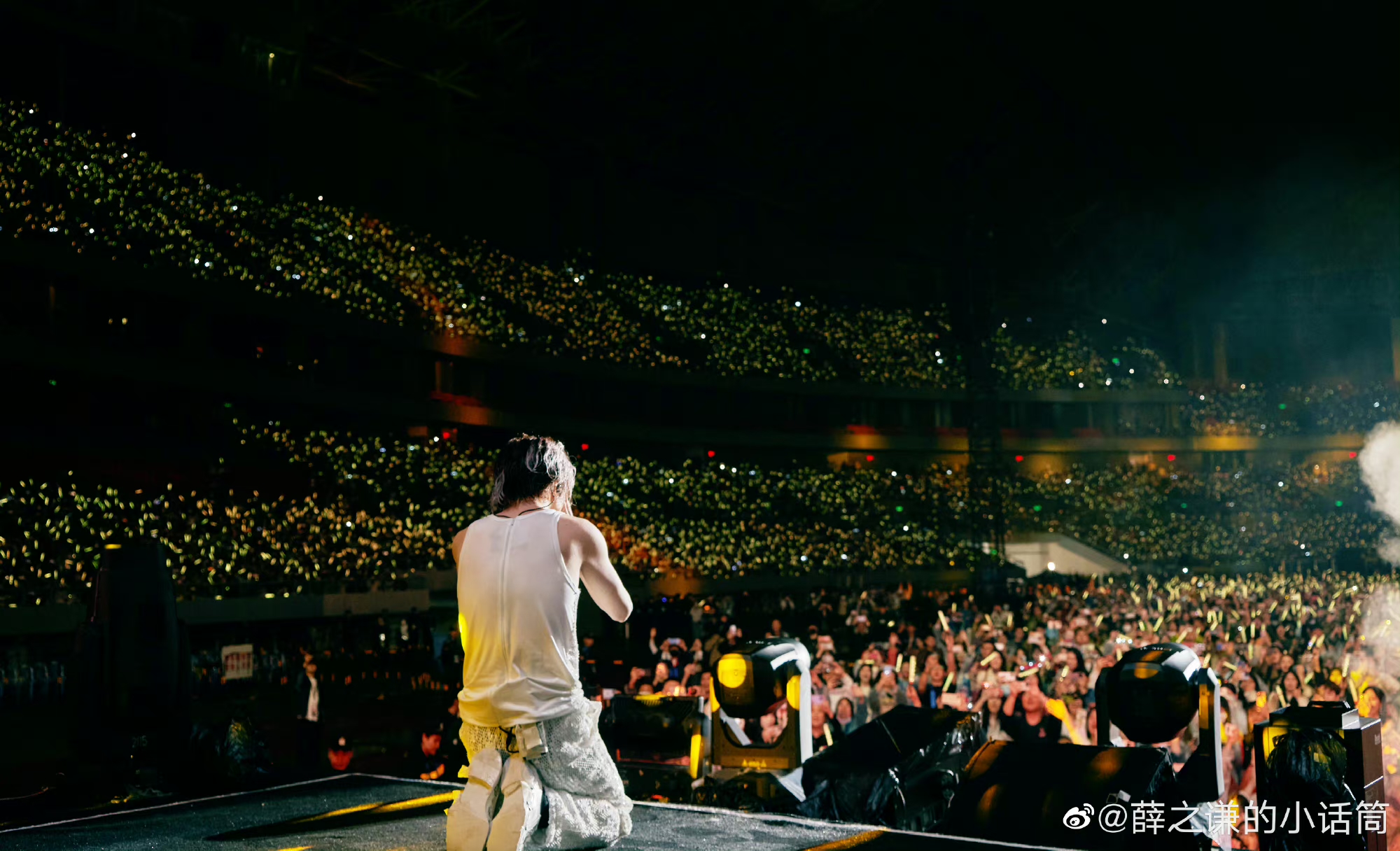 After Zhang Jie's concert, garbage was everywhere, in stark contrast to ...