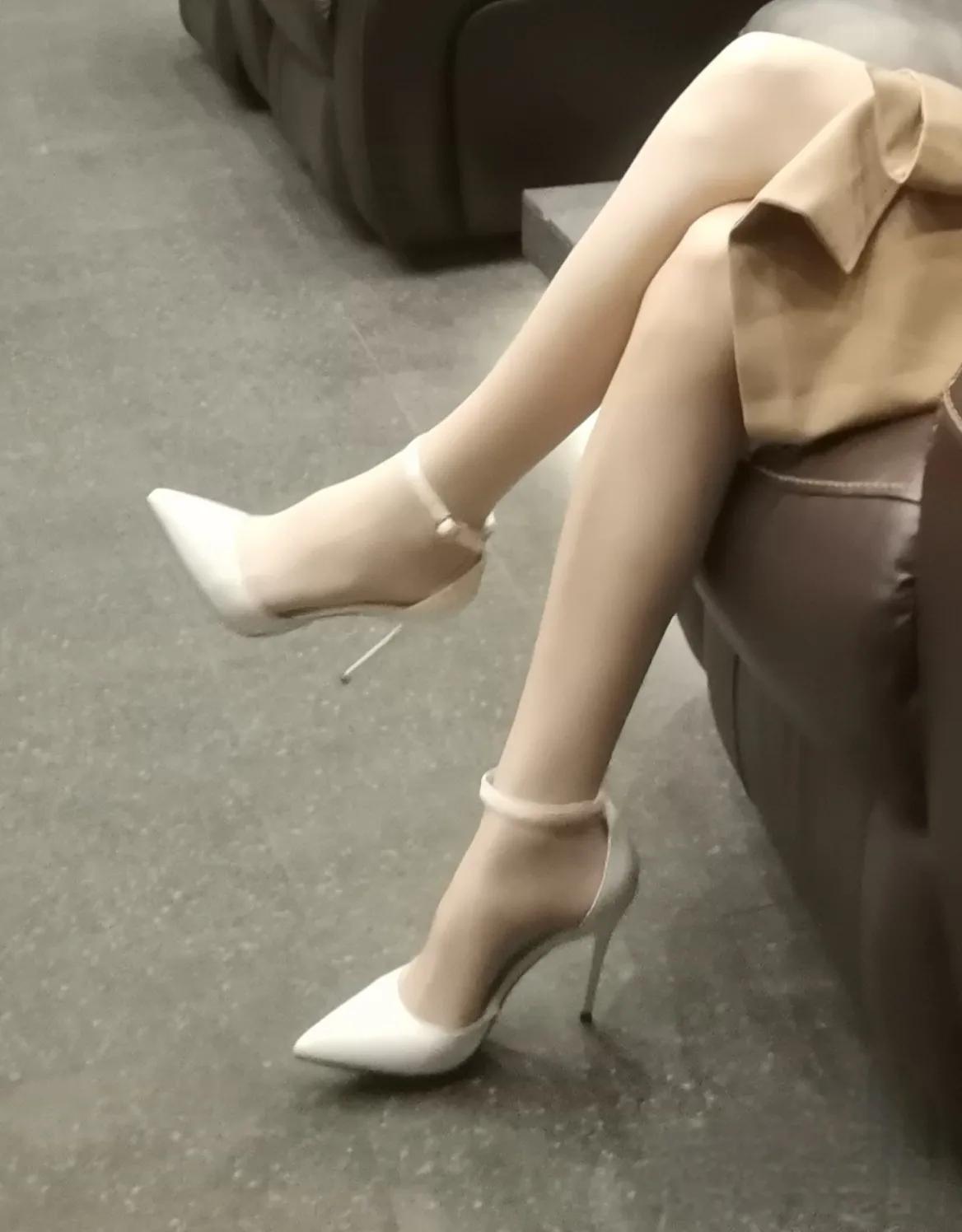 Suggestions for wearing plain white high heels for a party - iMedia