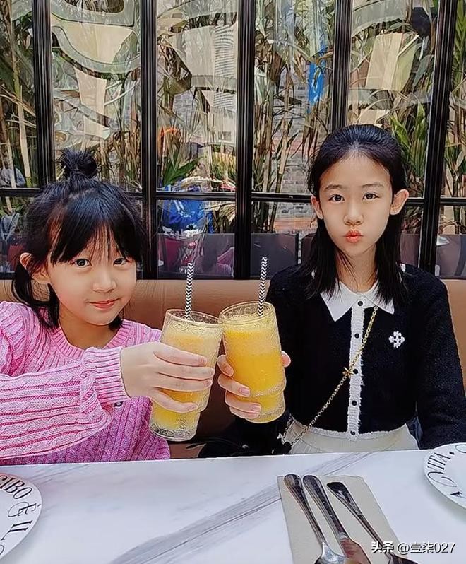 Bao Lei and Lu Yi wore the same sunglasses and showed a bright smile ...