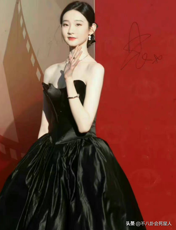 Another red carpet hit!Wen Qi, Jiang Yiyi, Zhang Yuxi, one is more beautiful than the other - iNEWS