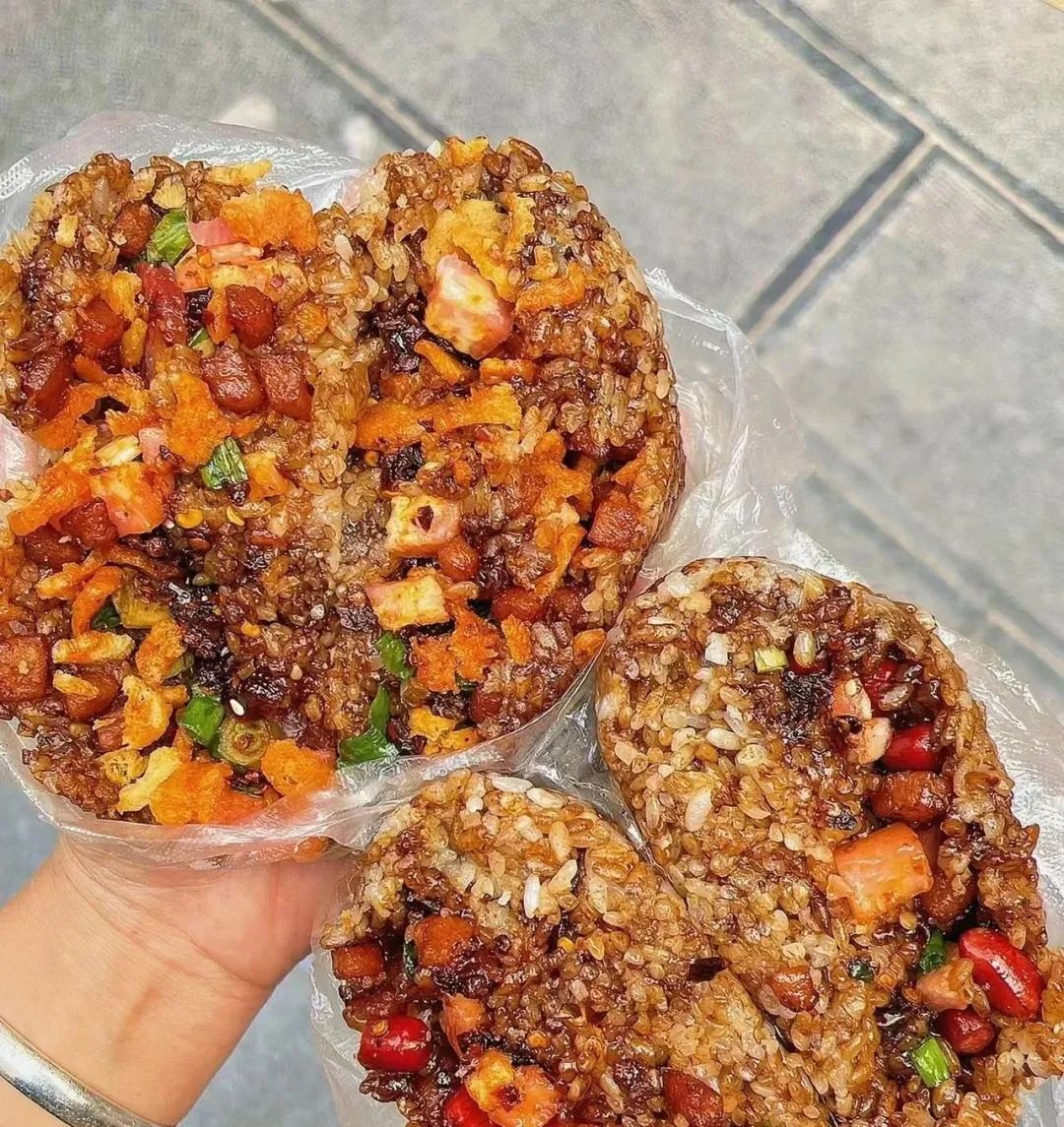 There is a long queue for glutinous rice at six in the morning in ...