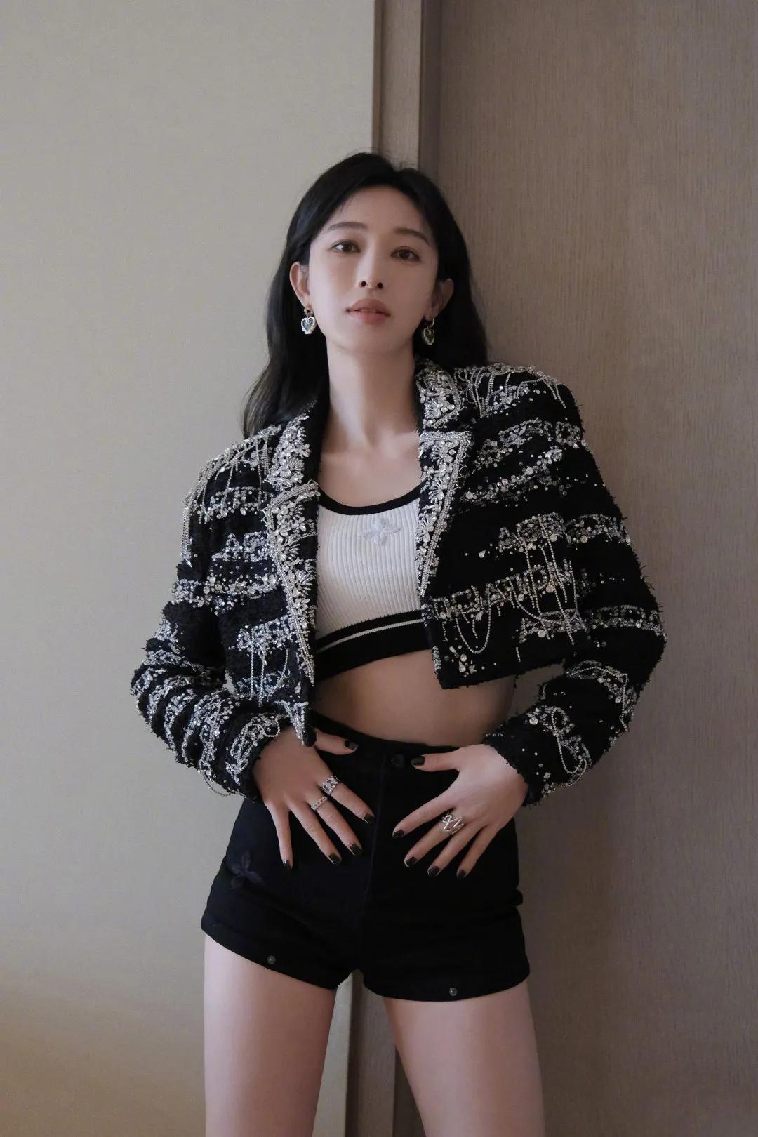 Elegant and refined: Zhang Li - iNEWS