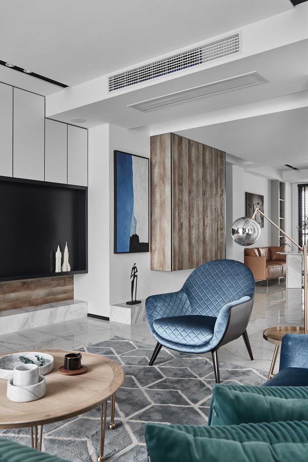 The 140-square-meter modern-style three-bedroom apartment seems to be ...