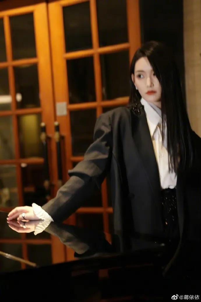 Jiang Yiyi black long straight shape - iMedia