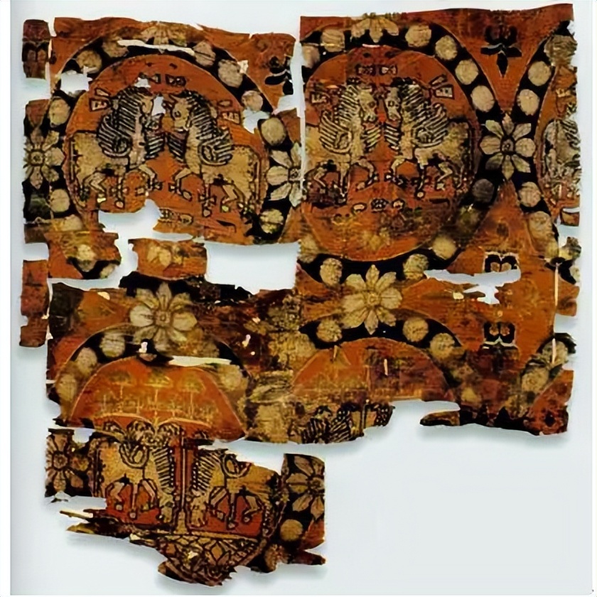 Explore how the pattern of the dragon pattern in the couplets of the ...