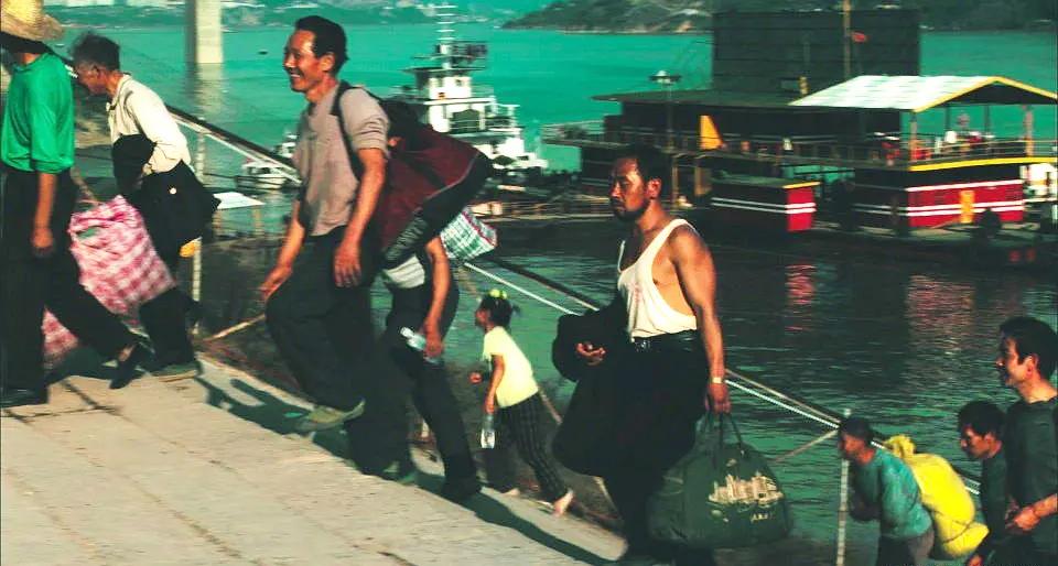 What are the artistic characteristics of the images of migrant workers ...