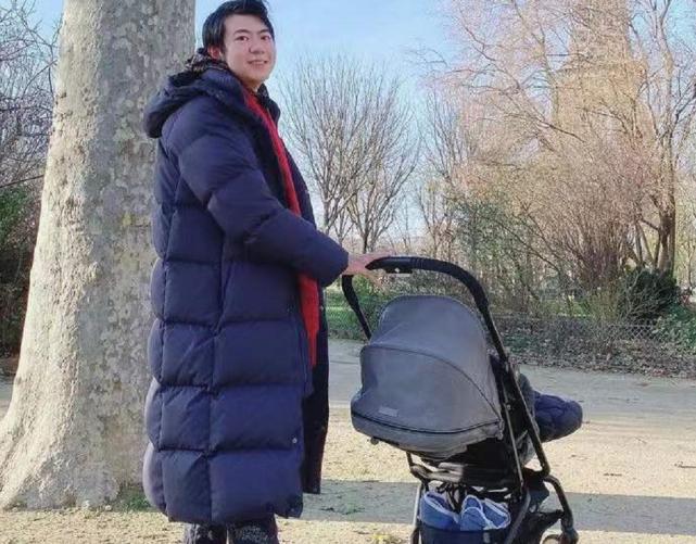 Lang Lang took his nearly 1-year-old son to punch the Eiffel Tower, and ...
