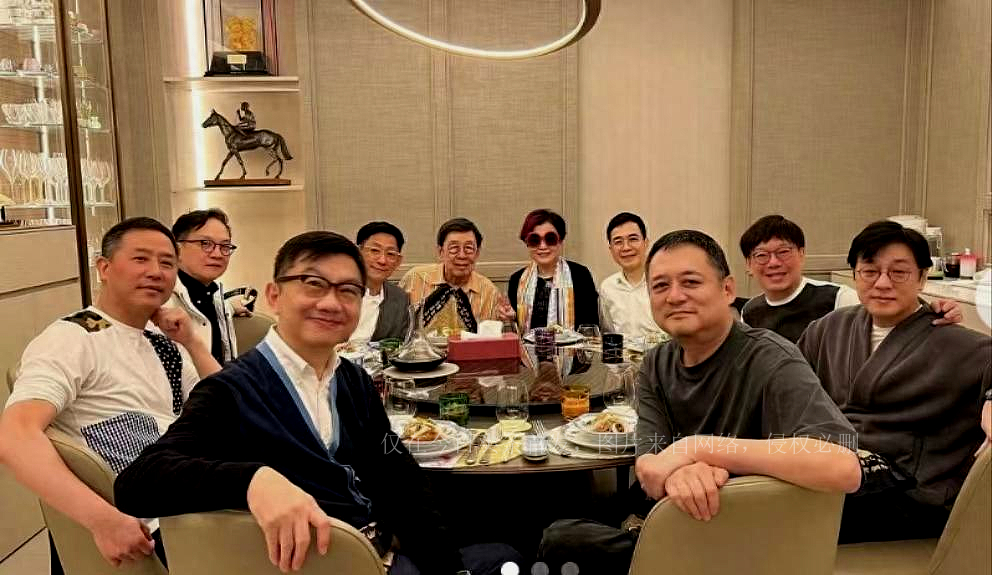 At a private banquet for all the actors, Tang Hede, with gray hair on ...