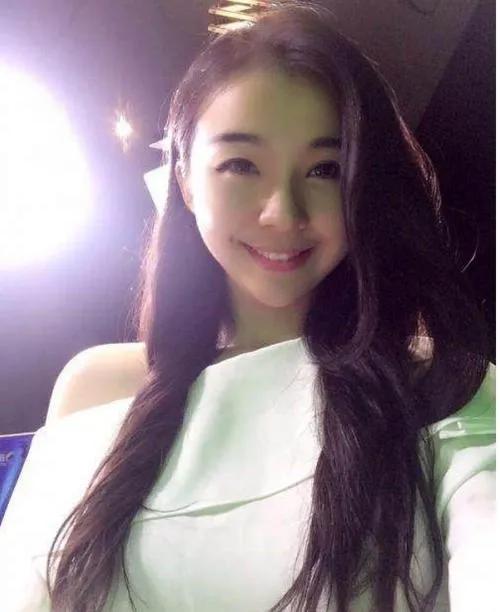 Female anchor Zhang Manyuan - iNEWS