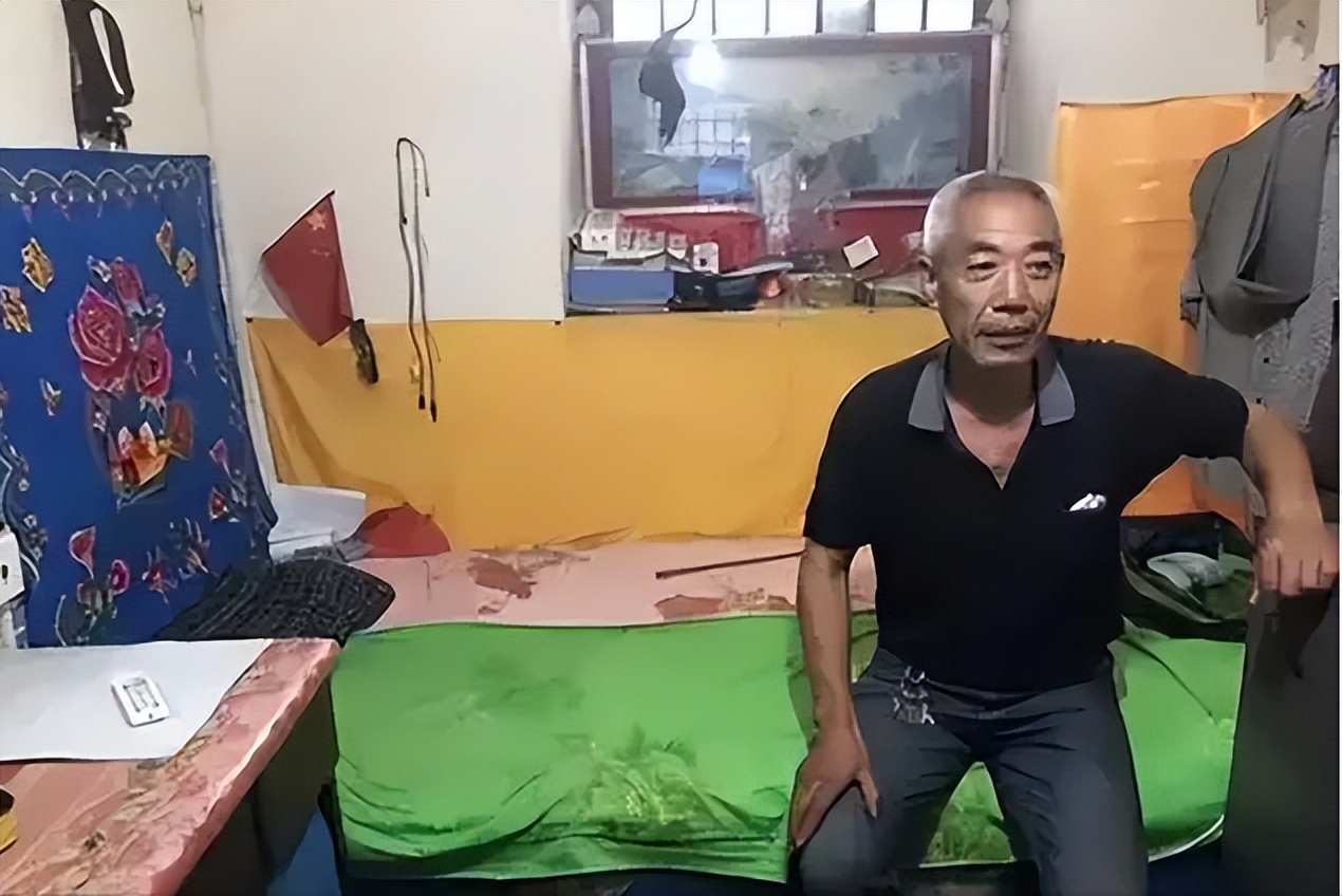 The eunuch lived alone in the temple for 28 years. After staying ...