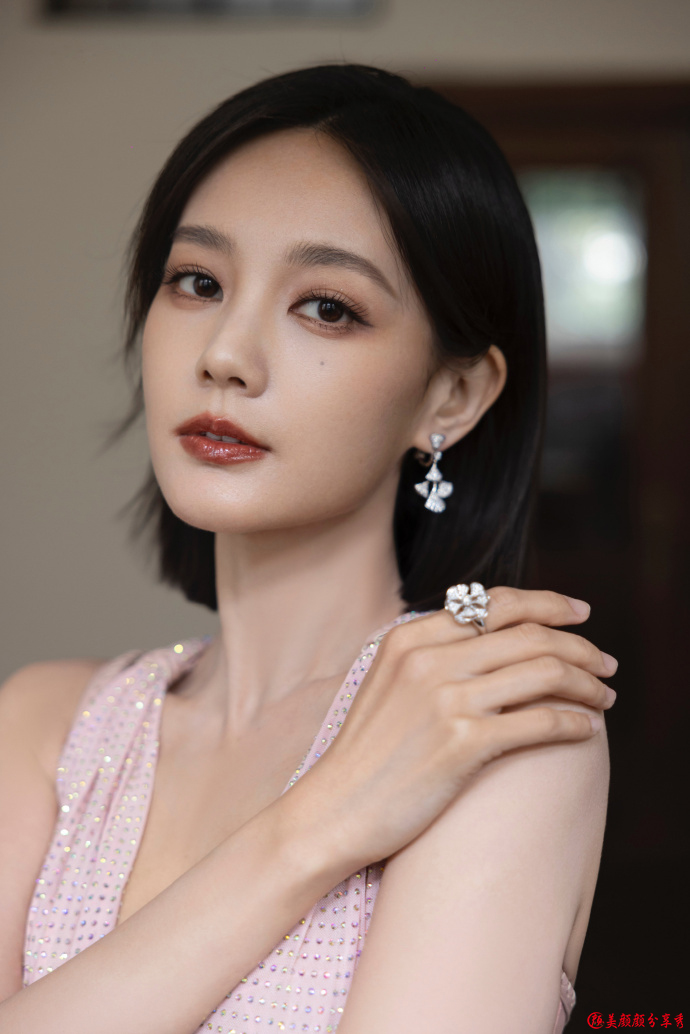 The glamorous and charming Li Yitong - iNEWS