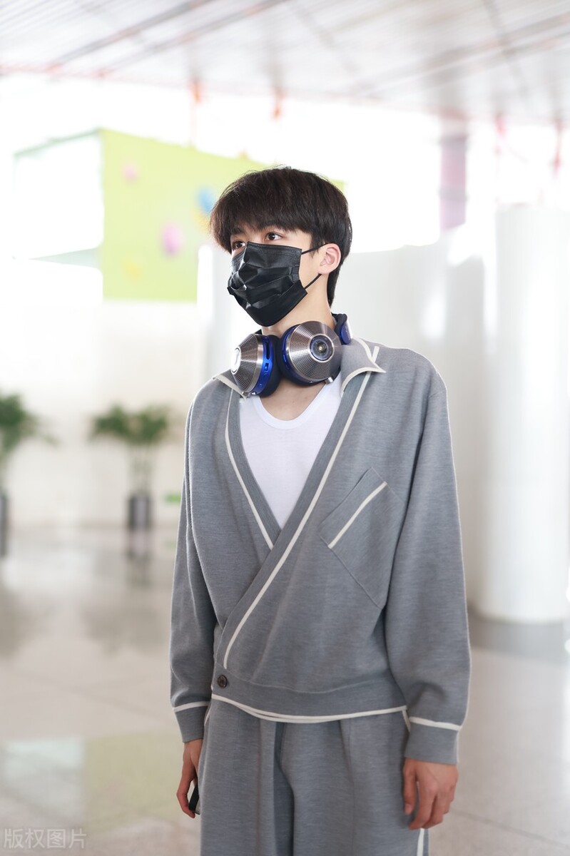 He Luoluo appeared at Beijing Capital Airport on May 15, 2023, wearing ...