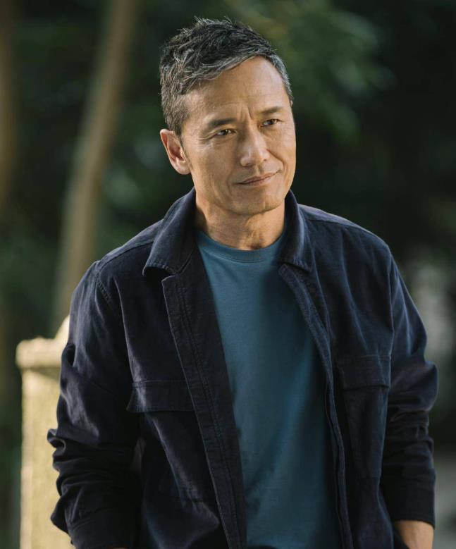 Hong Kong star Michael Miu rents a yacht for vacation. His daughter has ...