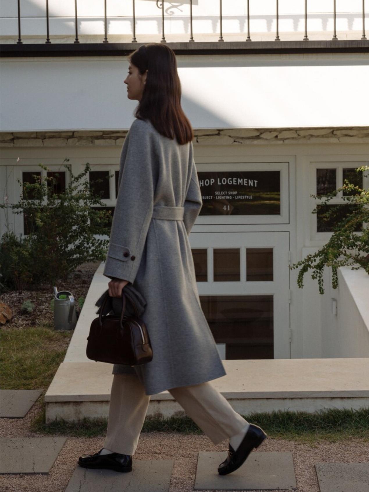 Fashionable women don't like to wear high heels anymore, flat shoes are ...