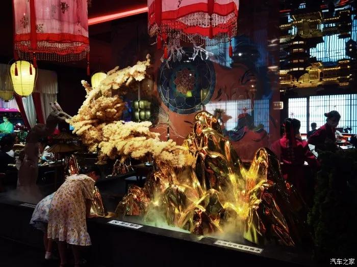 Driving a dolphin to check in the Internet celebrity restaurant--Chang ...