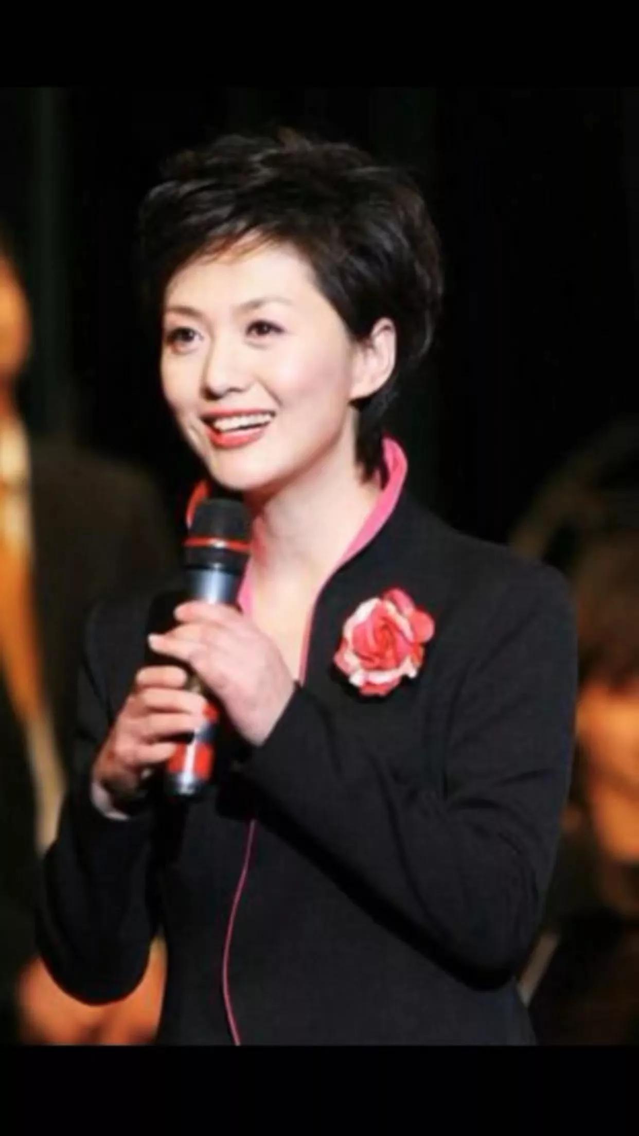 Speaking of CCTV hosts, Dong Qing is something everyone can think of ...