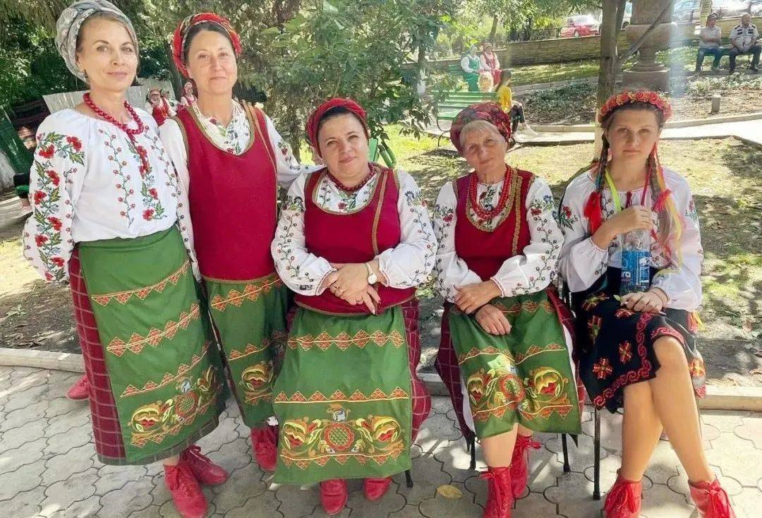 Moldovan classic costumes, walking folklore and culture - iNEWS