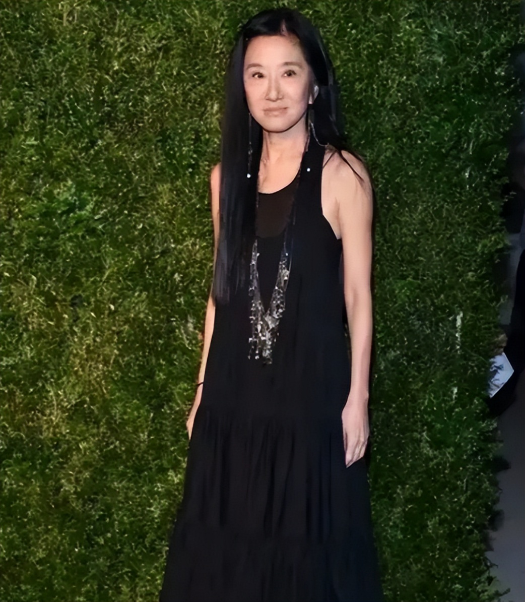74-year-old Wang Weiwei attended the Oscars, revealing her true appearance: the girlish ...