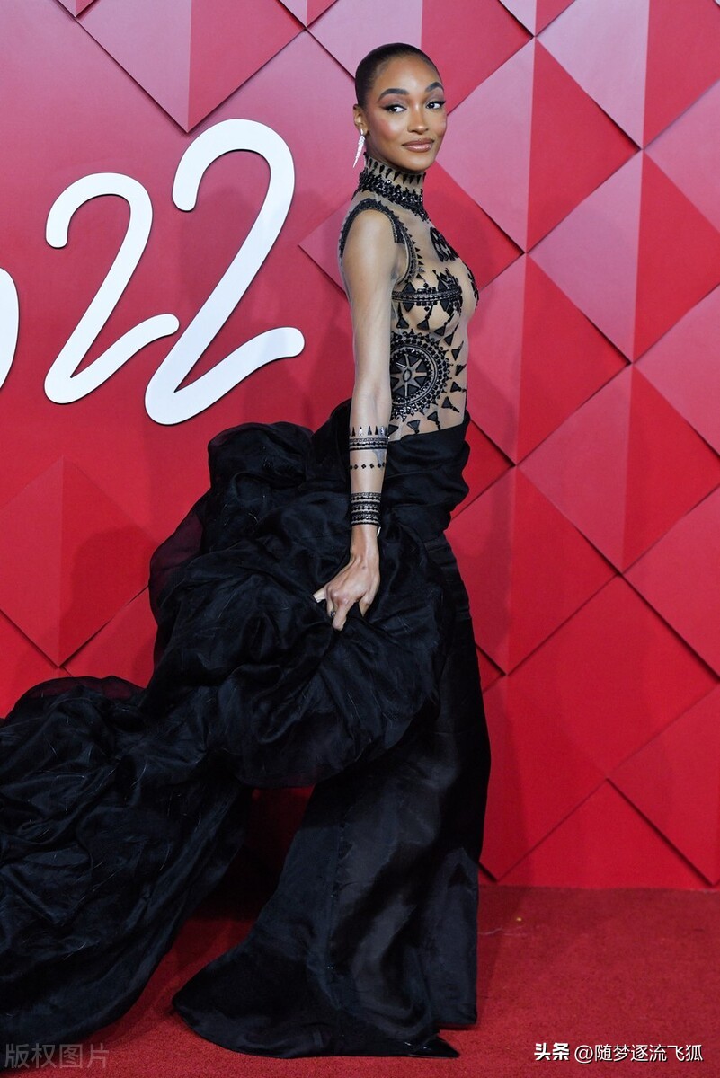 Zhuo Dan Deng is wearing a black tulle hollow dress + pointed high ...