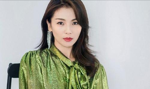 44-year-old Liu Tao works out without makeup, raising his arms to show ...