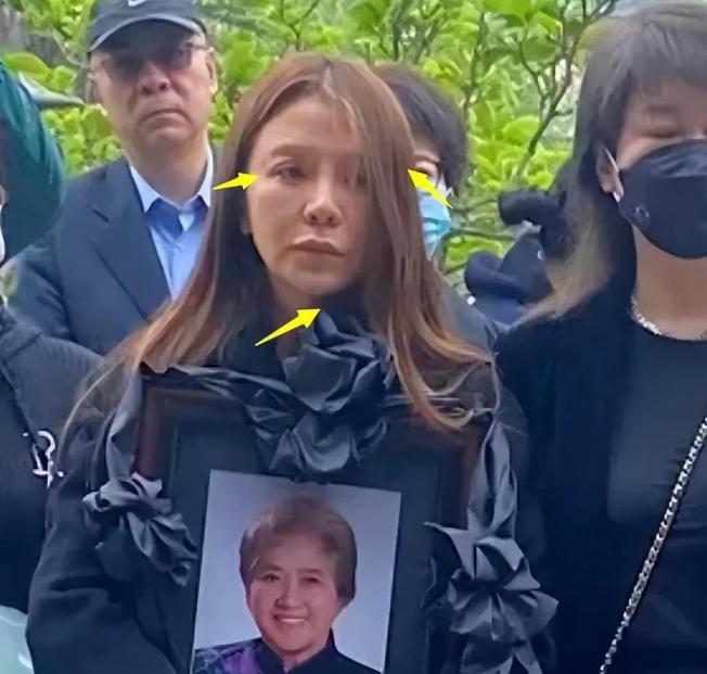 Zhu Xun bid farewell to his dead mother with a portrait in his hand ...