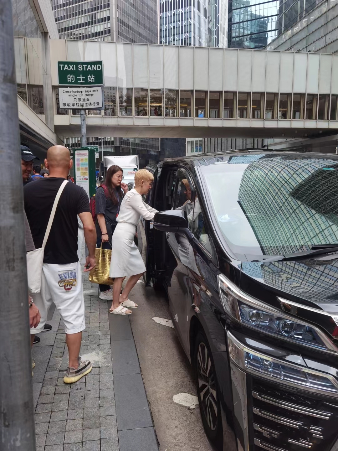 58-year-old Wu Junru appeared on the street, dyed blonde hair to look ...