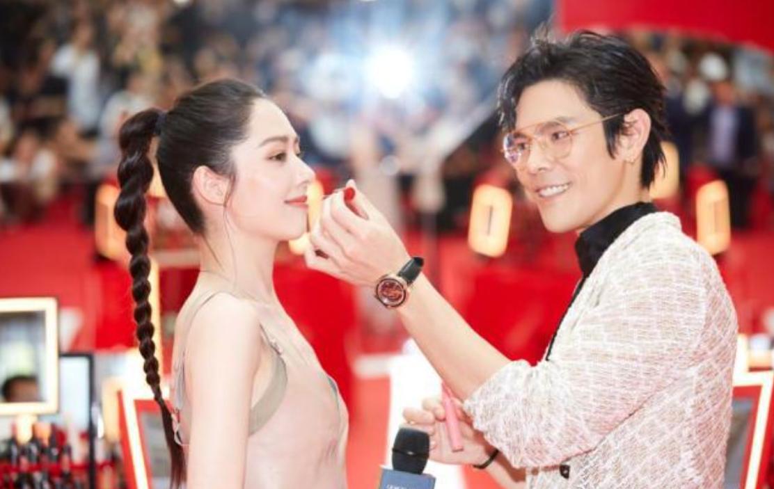 Xiang Zuo took a photo with a beautiful woman in a couple's outfit. It ...