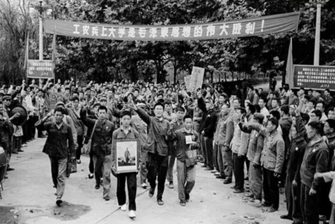 In 1976, Wang Hongwen made a decision that prompted Hua Guofeng to ...