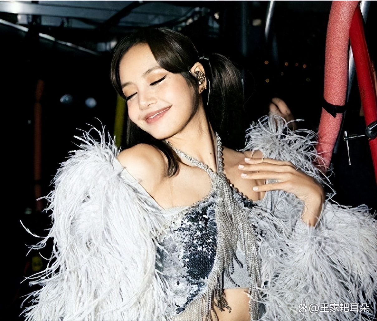 Lisa官宣瘋馬秀，挑戰蒂塔酒杯脫衣舞，網友：被LV三公子耍了吧 - 頭條匯