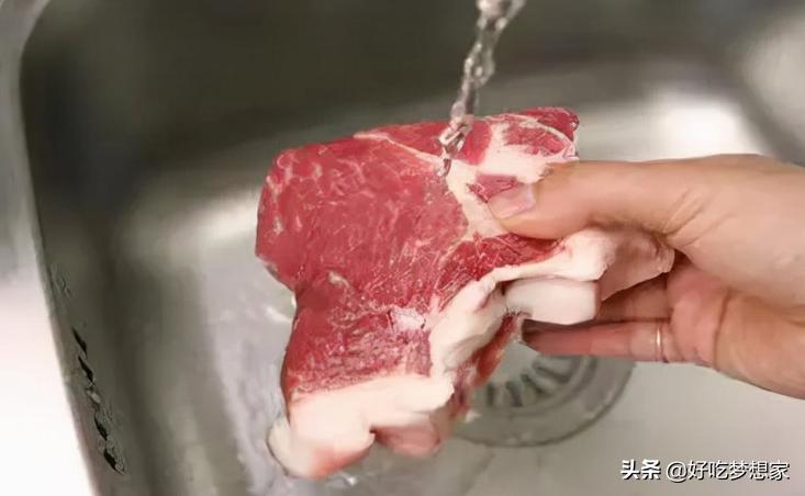 Washing pork, it is wrong to use cold water or hot water, teach you the ...